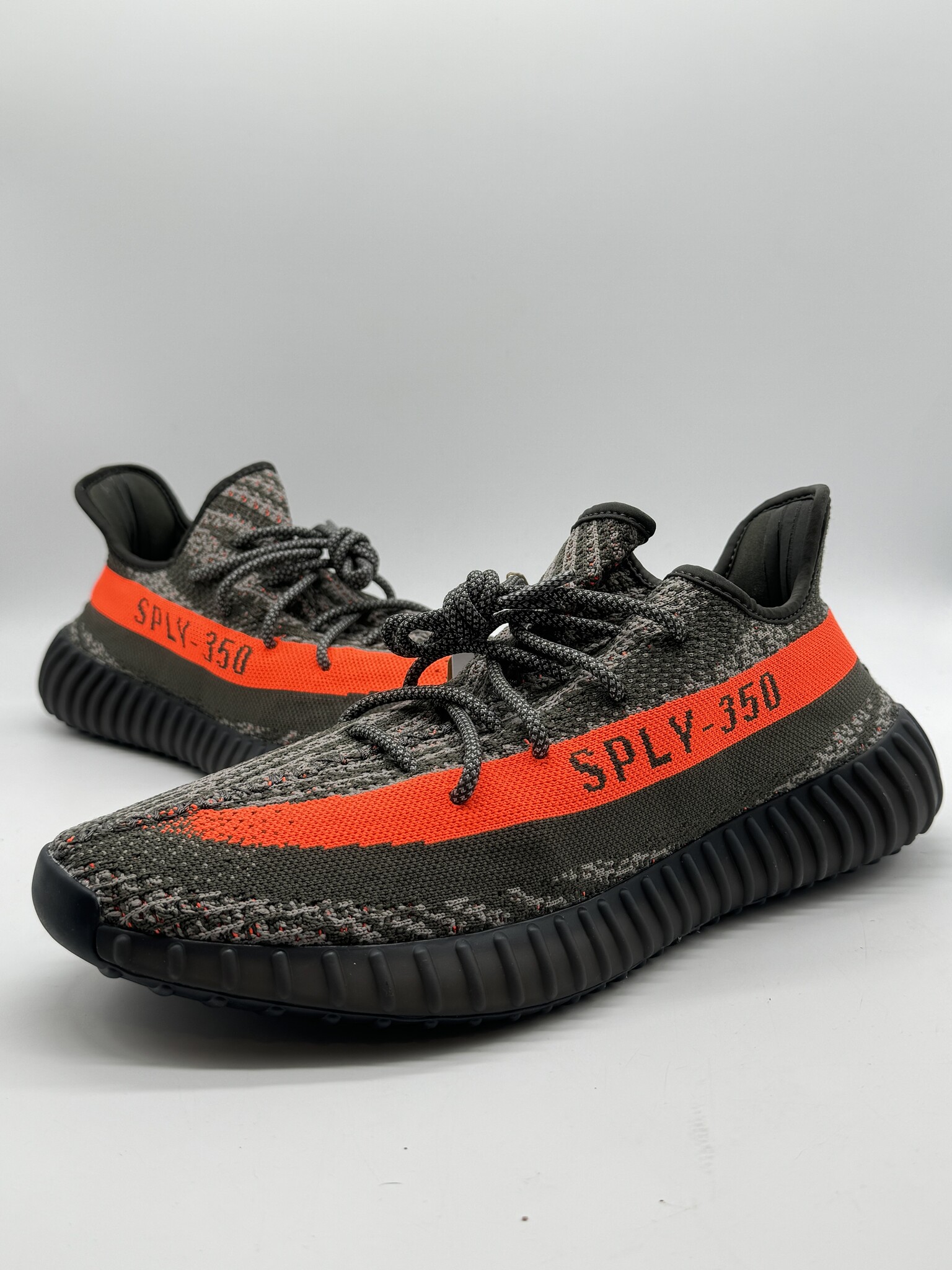 Yeezy 350 Carbon Beluga - Diverse Sole