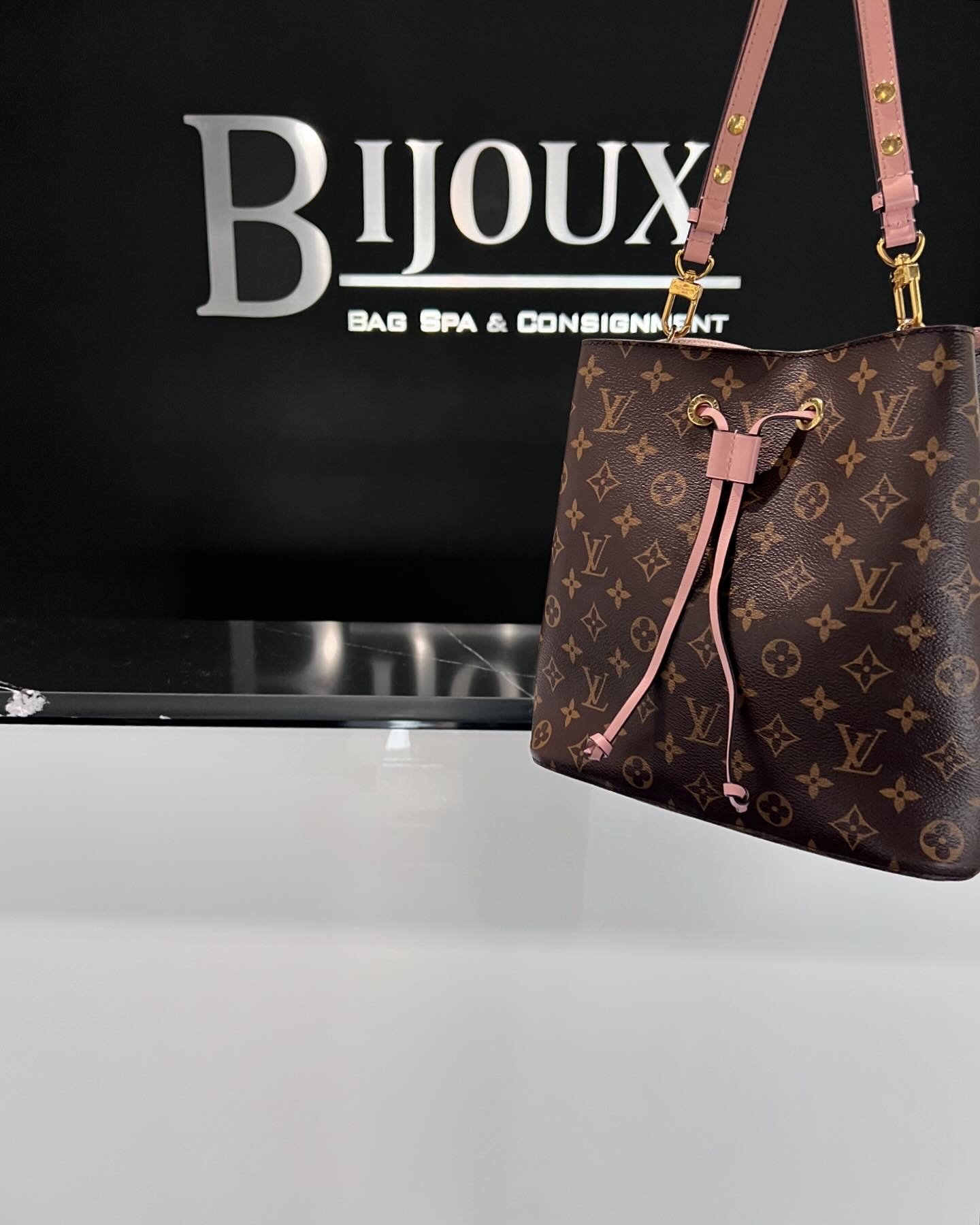 Louis Vuitton Neo Neo - Bijoux Bag Spa & Consignment