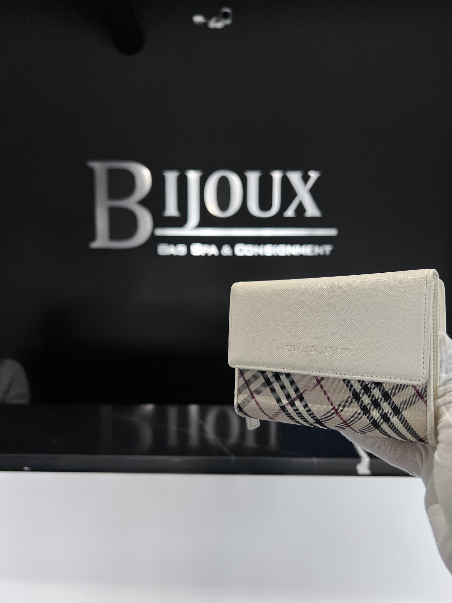 Burberry Small White Wallet - Bijoux Bag Spa & Consignment