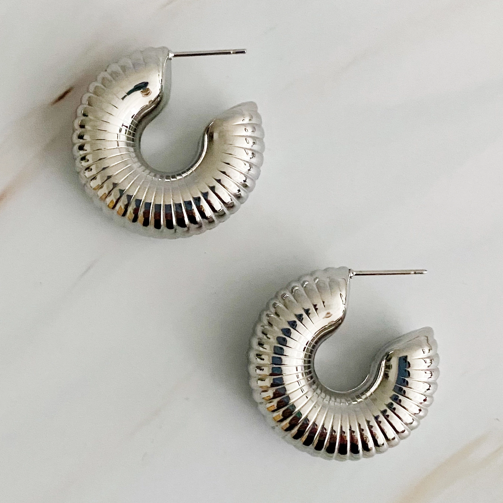 Full body pleat hoop earrings silver - Edit