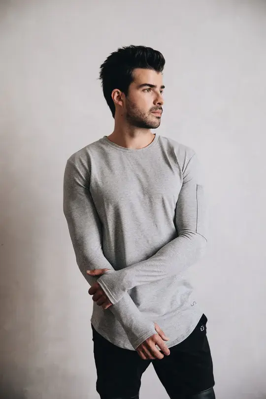 Playera Manga Larga Con Bolsa Gris - TRISTORE