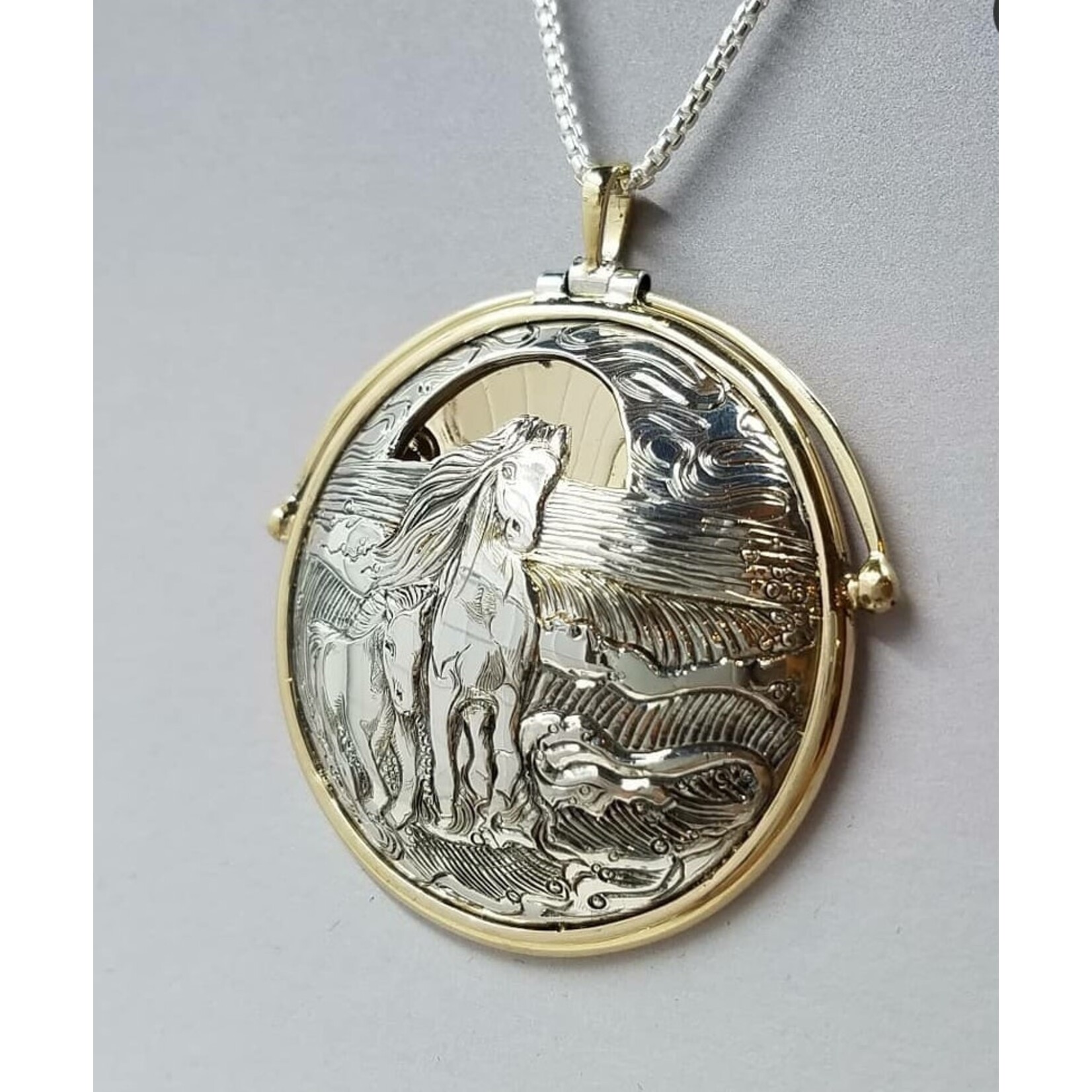 Modern Heirloom® Illustrated Horse Medallion, Two Tone, 25mm - Silver ...