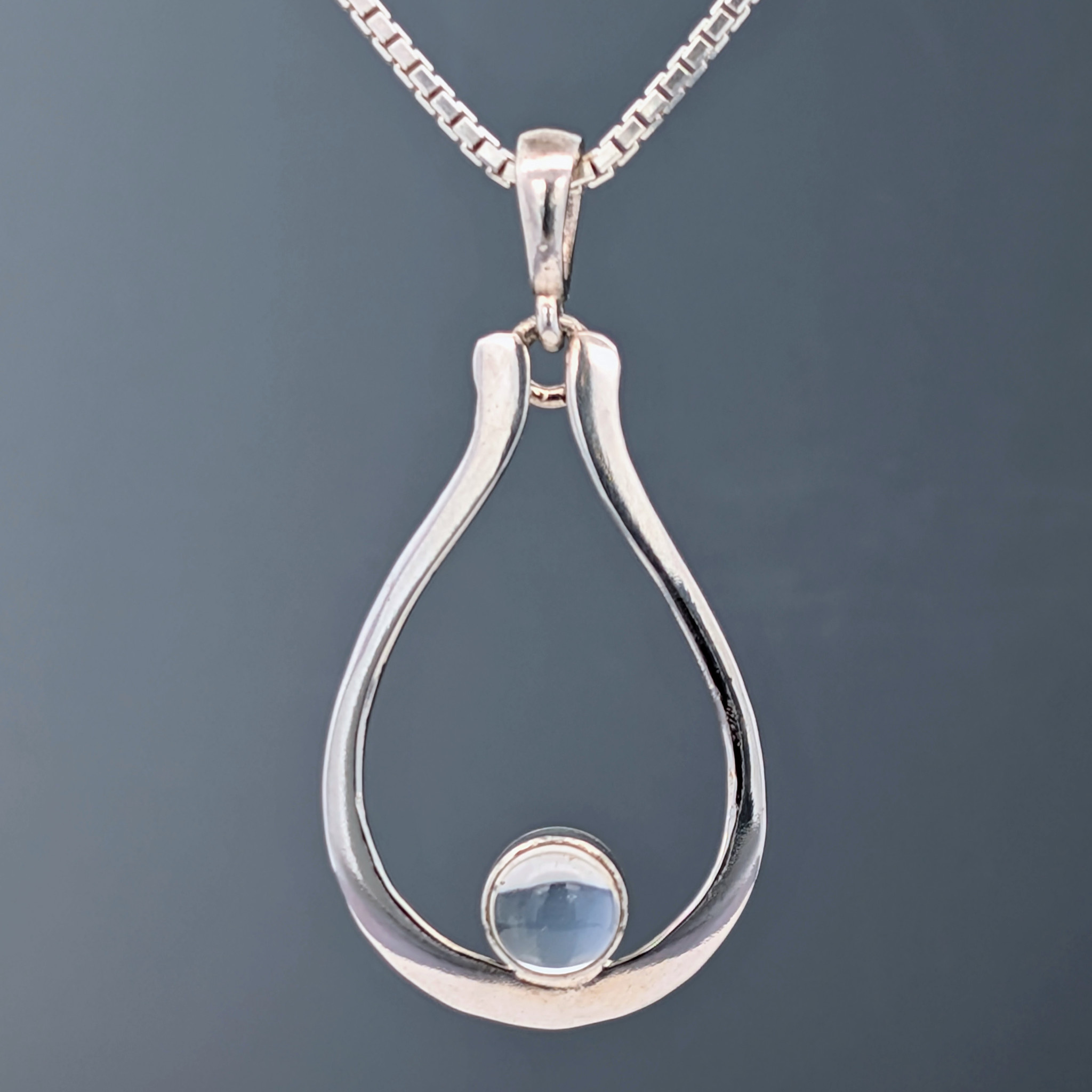 Horseshoe Pendant w/ 6mm Moonstone, 20" Octava 1.5mm - Silver Bonsai ...