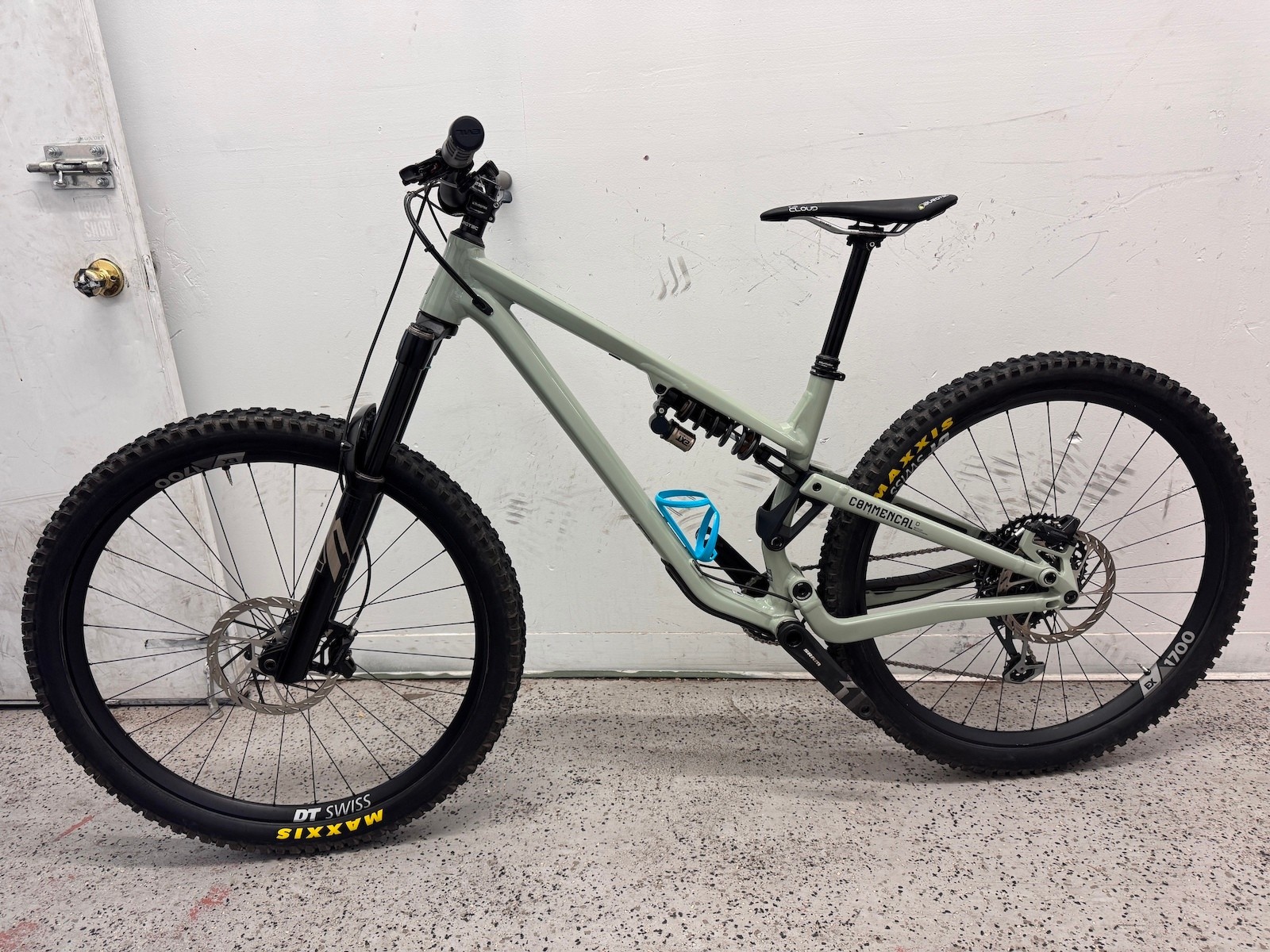 Commencal Meta TR Medium Custom Build - Chile Pepper Bike Shop